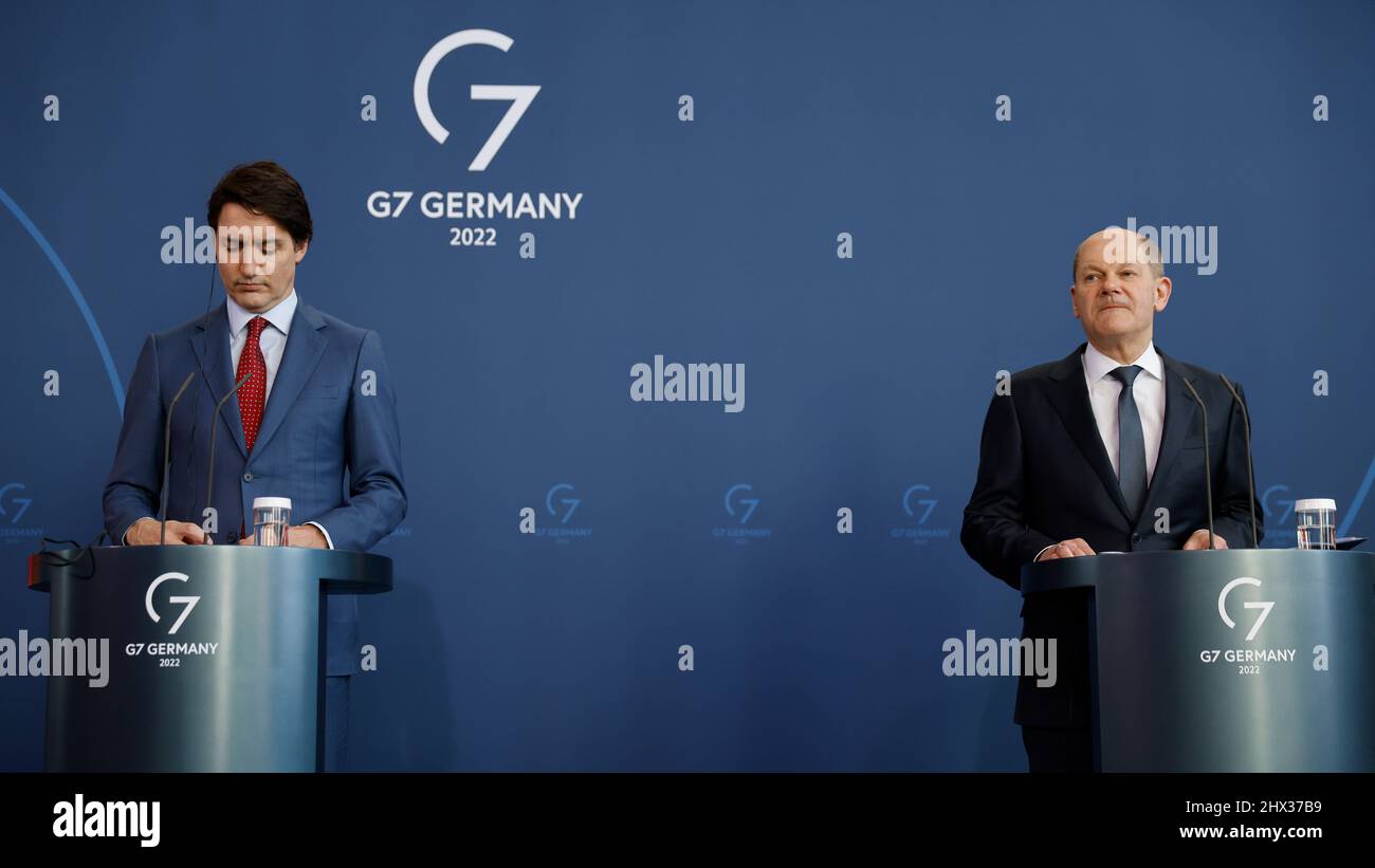 Berlin, Germany. 09th Mar, 2022. German Chancellor Olaf Scholz (r, SPD ...