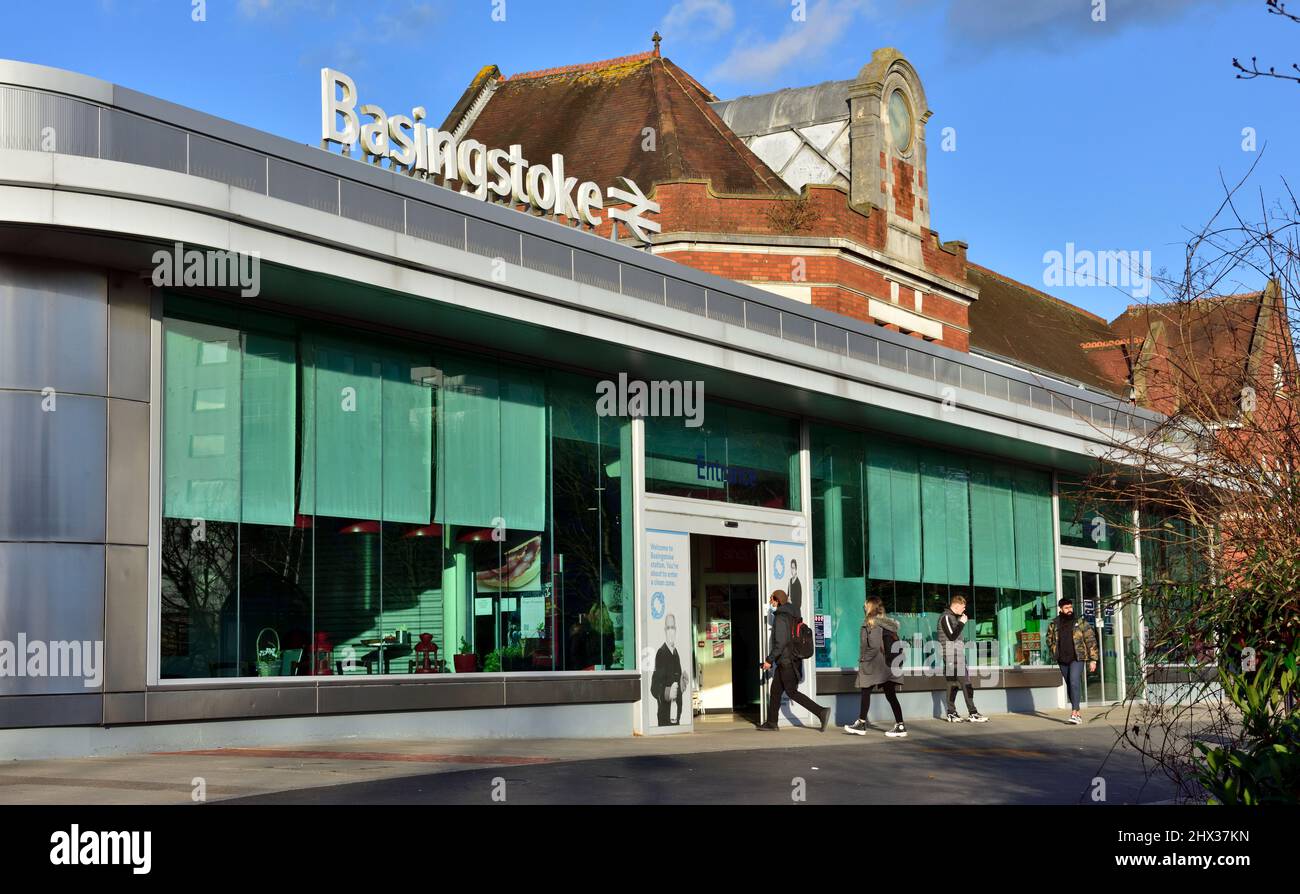 Basingstoke railway station hi-res stock photography and images - Alamy