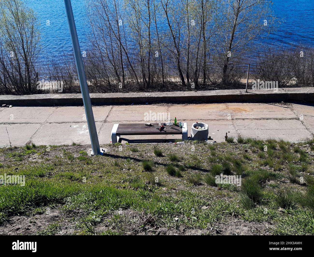 Alcohol drink park bench hi-res stock photography and images - Alamy