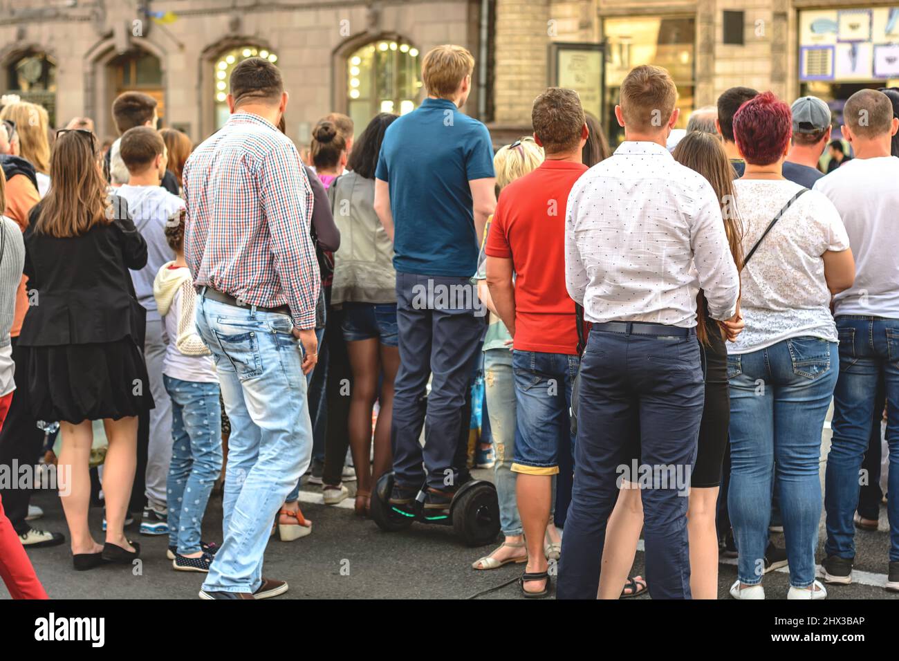 Women watching a band hi-res stock photography and images - Alamy