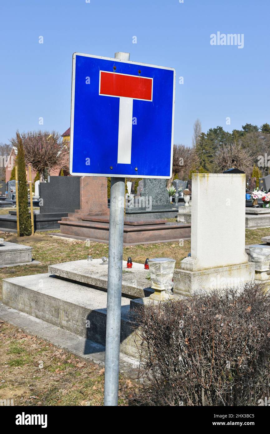 Dead end traffic sign in the public cemetery Stock Photo - Alamy