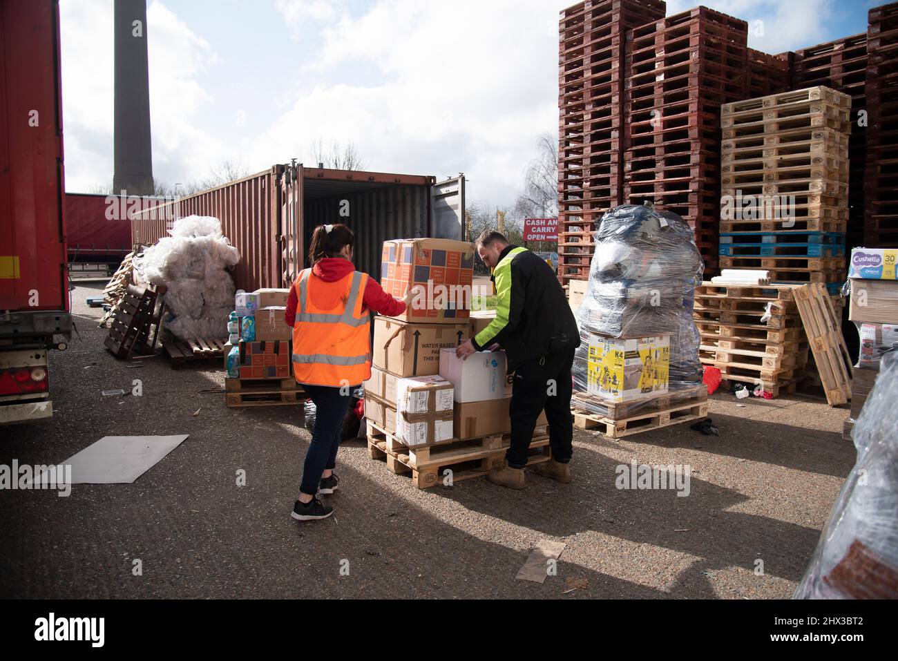 Lorry loaded pallets hi-res stock photography and images - Alamy