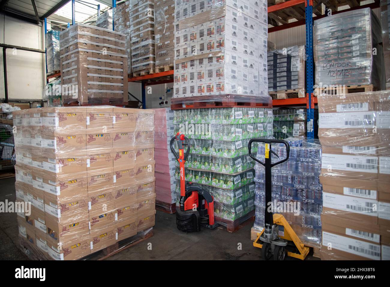 Lorry loaded pallets hi-res stock photography and images - Alamy