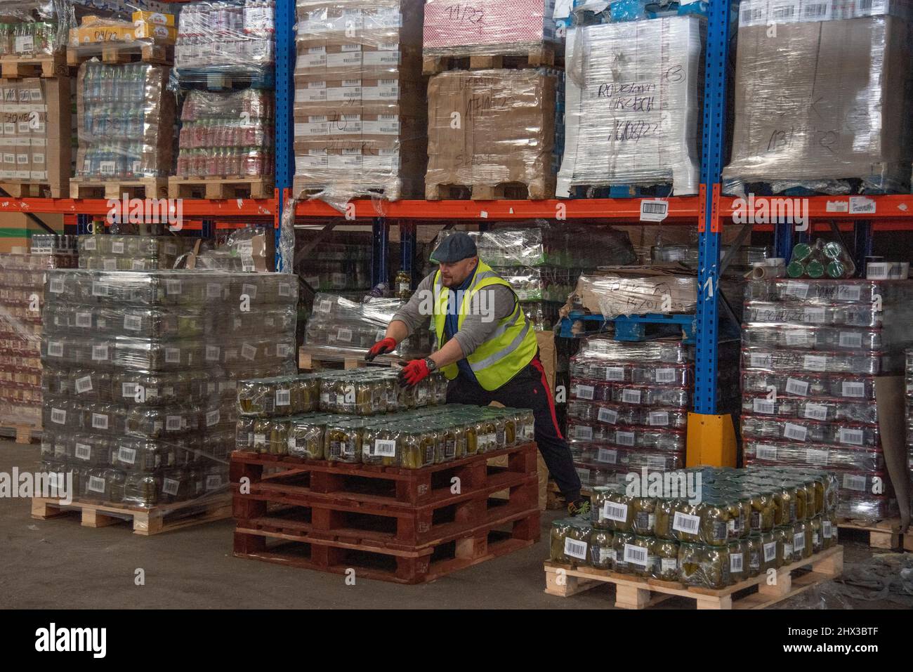 Lorry loaded pallets hi-res stock photography and images - Alamy