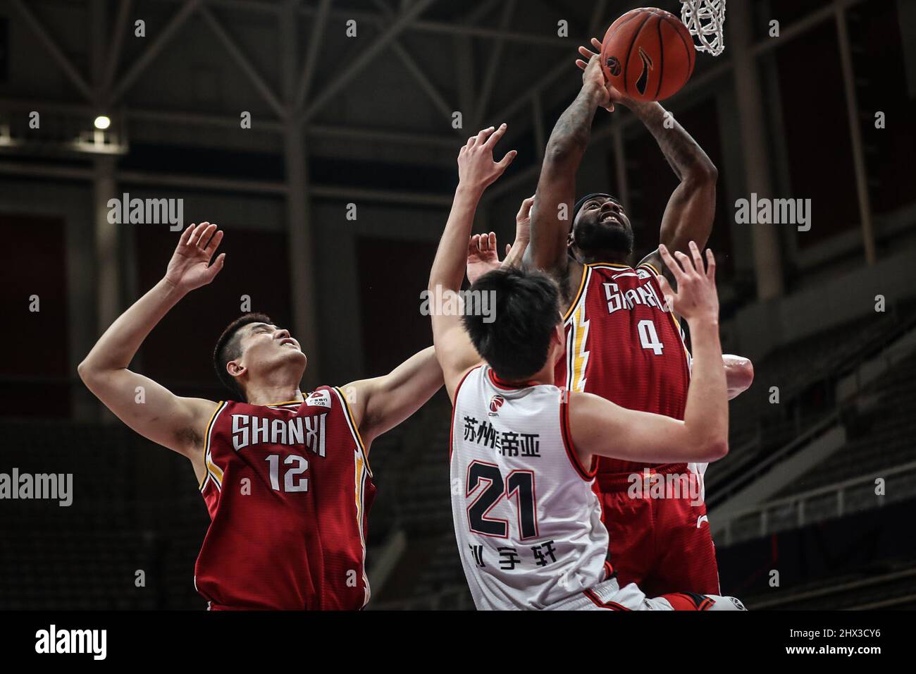 Shenyang. 9th Mar, 2022. Jonathan Simmons (R) of Shanxi Loongs vies for ...