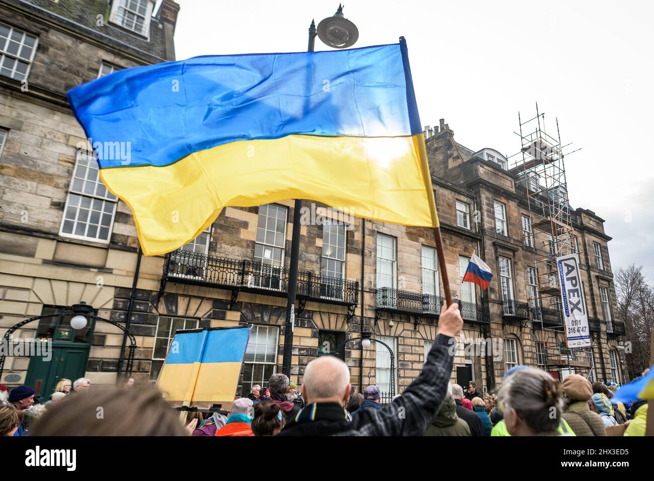 Ukraine flag edinburgh demonstra hi-res stock photography and images ...