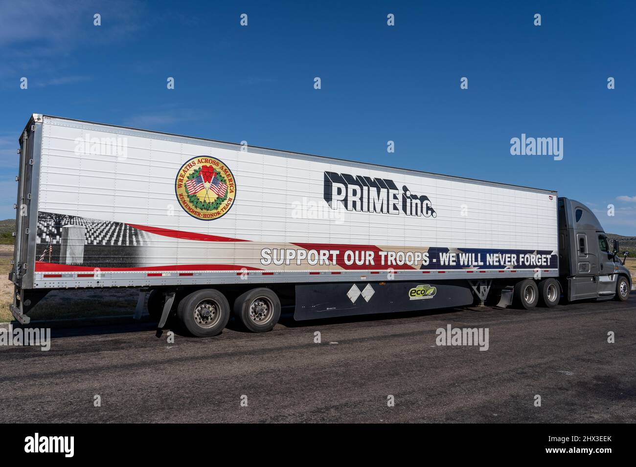 Iraan, TX - Oct. 17, 2021: Prime inc. truck and trailer with Wreaths ...
