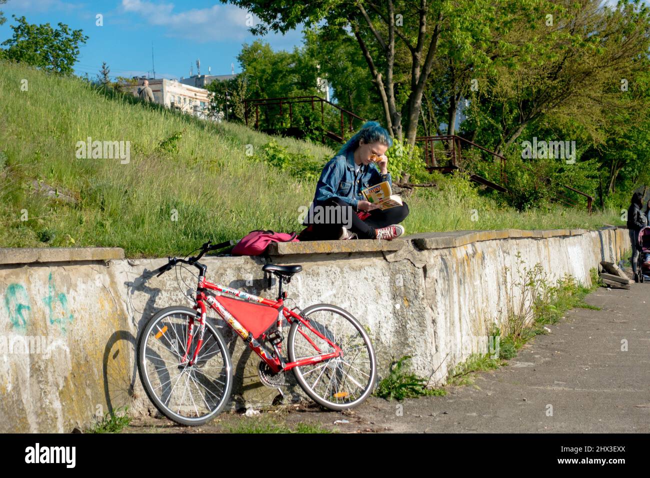 Sitting parapet hi-res stock photography and images - Alamy