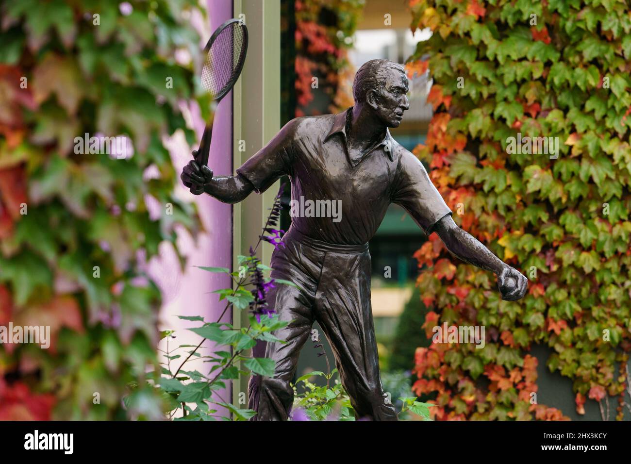 General view fred perry statue wimbledon hi-res stock photography and ...