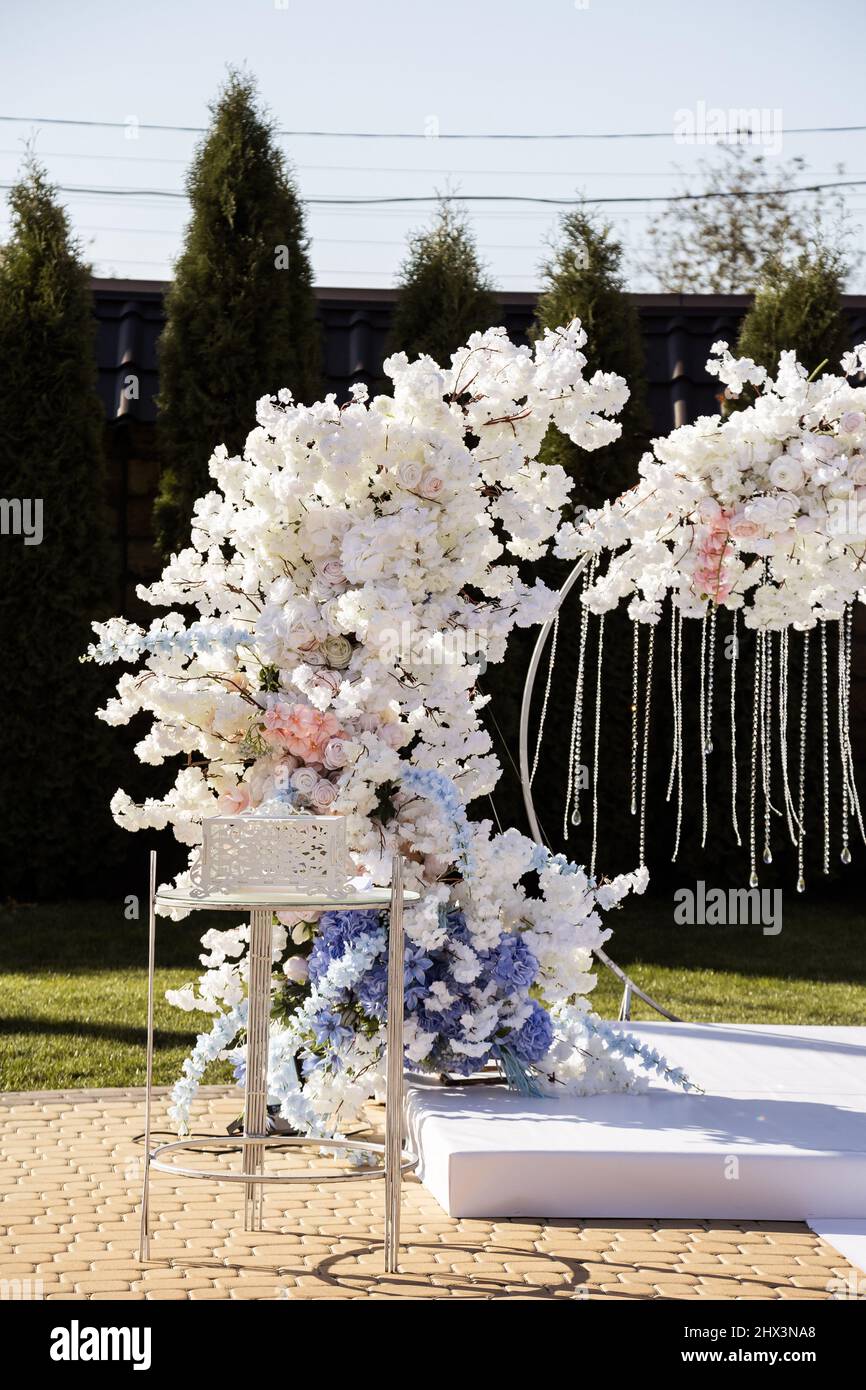 Festive arch for the ceremony of painting the newlyweds on the wedding ...