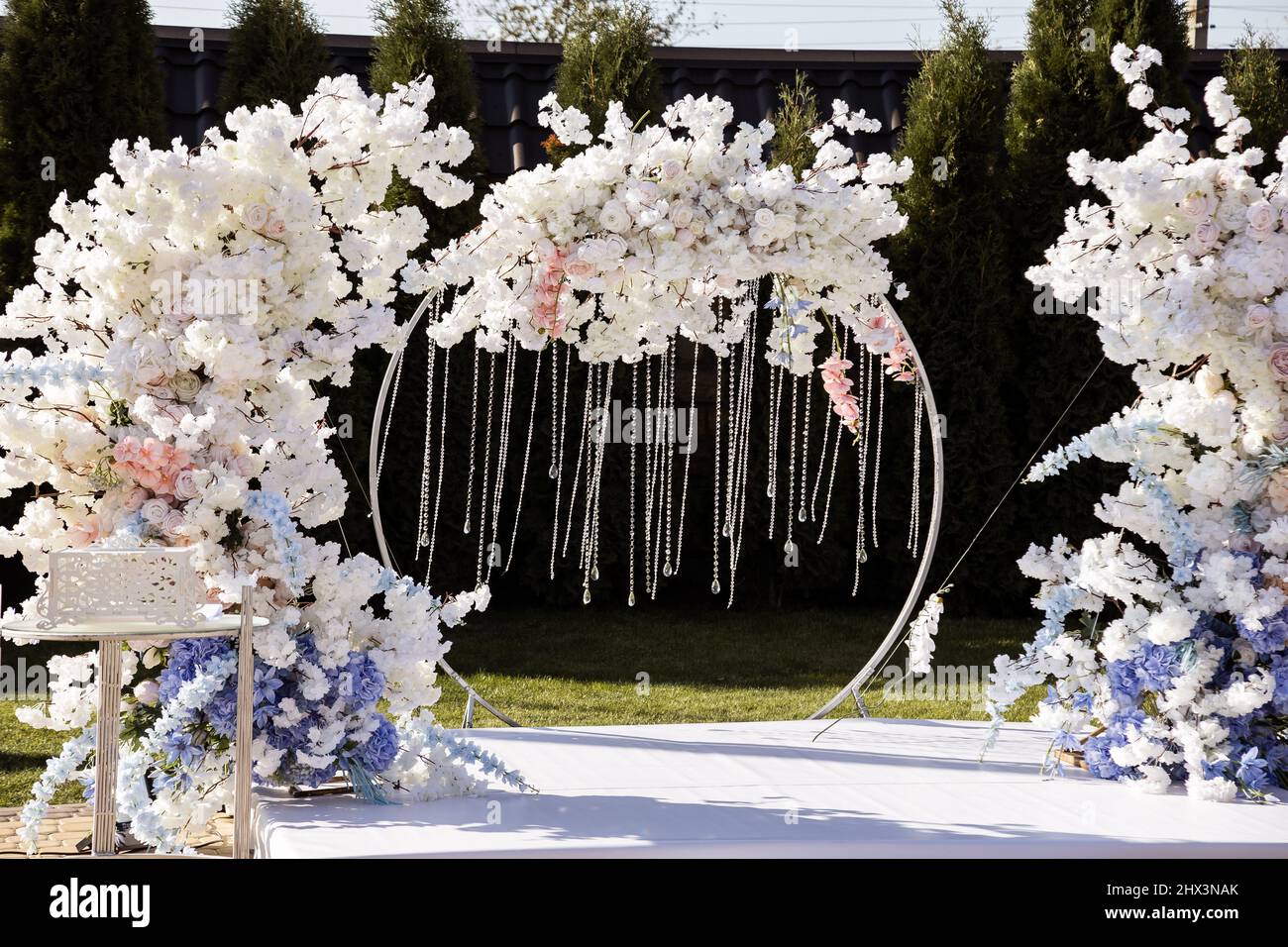 Festive arch for the ceremony of painting the newlyweds on the wedding ...