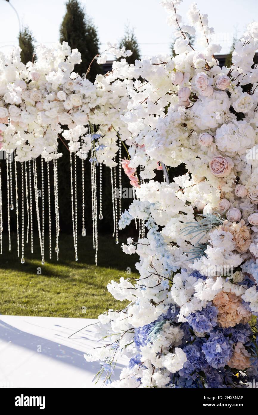 Festive arch for the ceremony of painting the newlyweds on the wedding ...