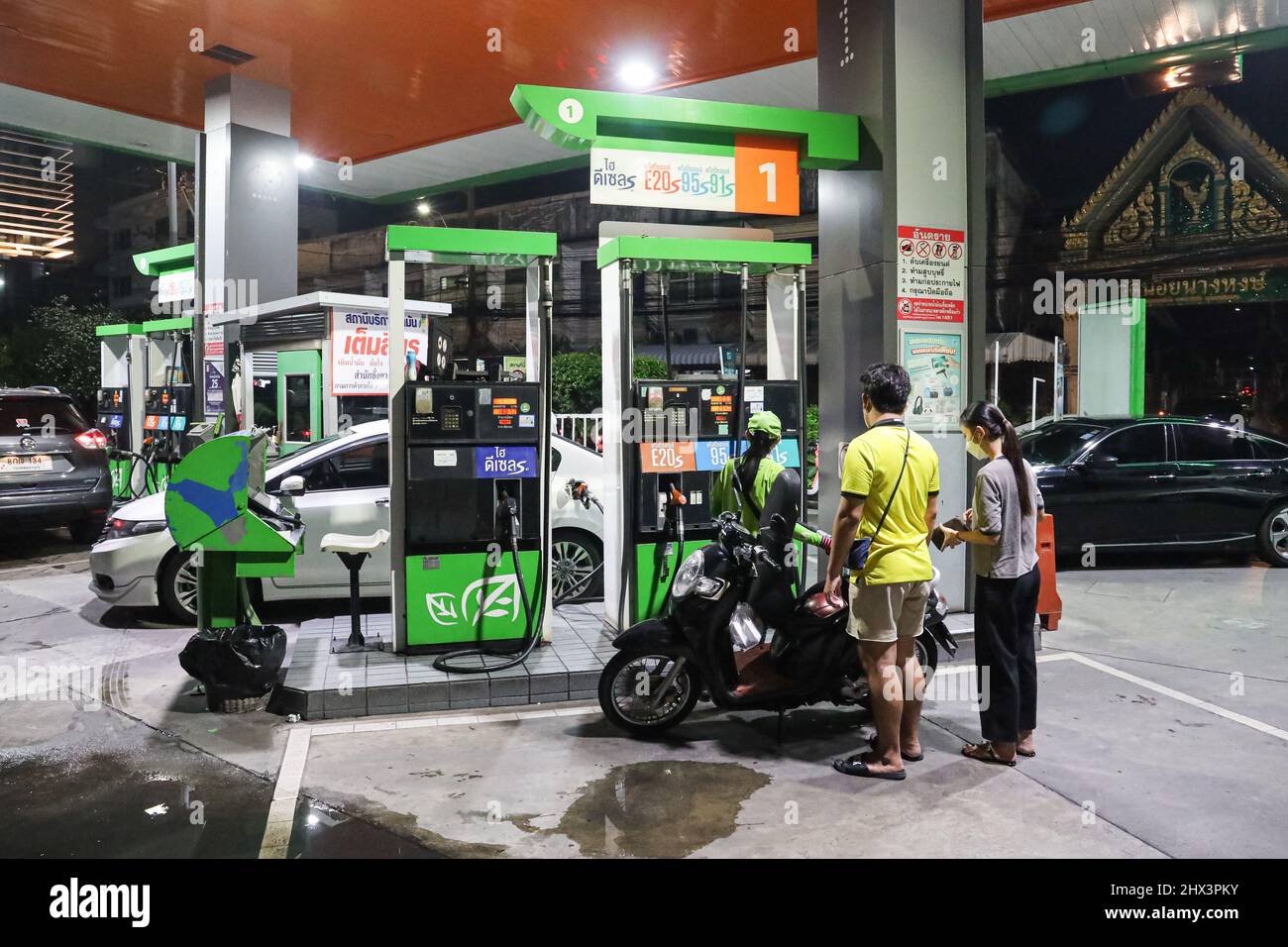 Shell petrol station asia hi-res stock photography and images - Alamy