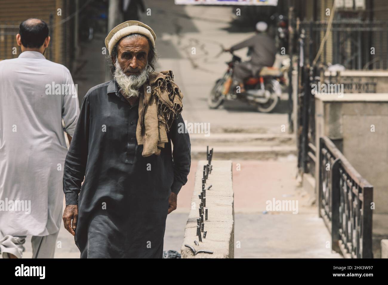 Pashtun traditional dress hi-res stock photography and images - Alamy