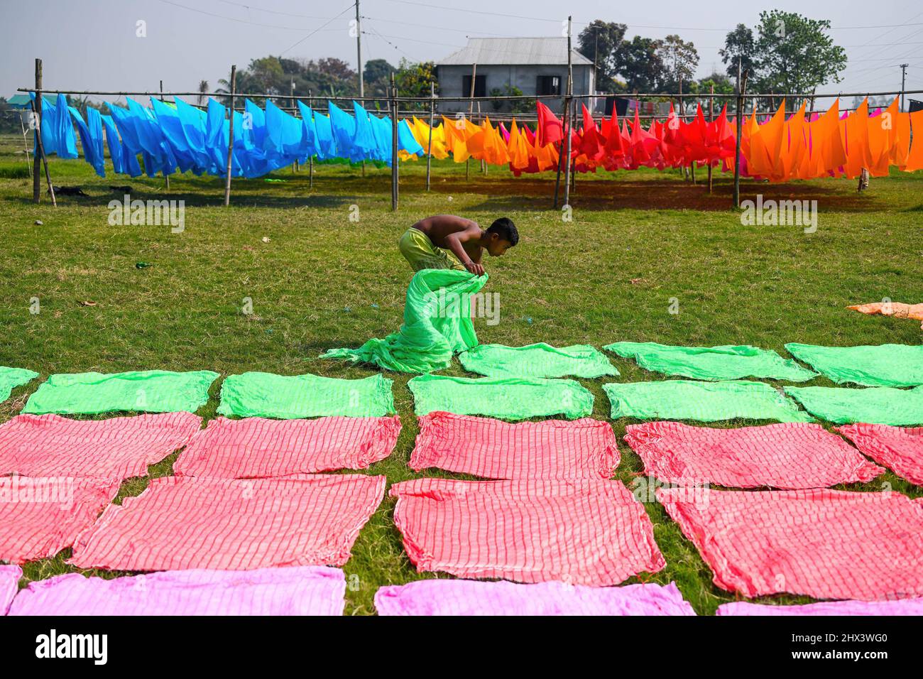 Fabric dyeing process hi-res stock photography and images - Alamy