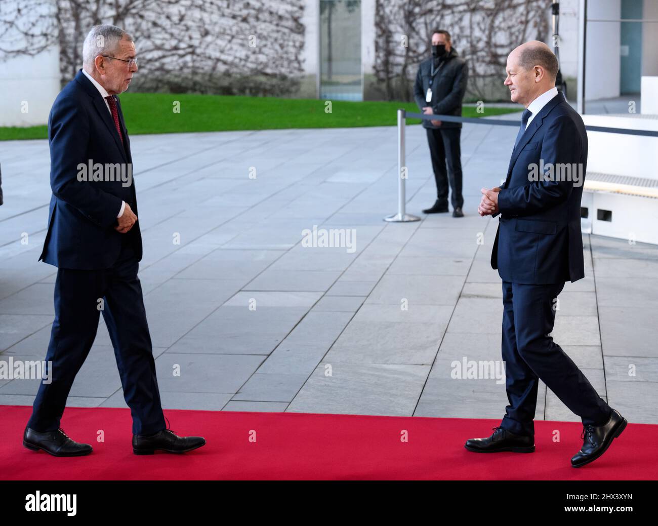 Berlin, Germany. 09th Mar, 2022. Chancellor Olaf Scholz (r, SPD ...