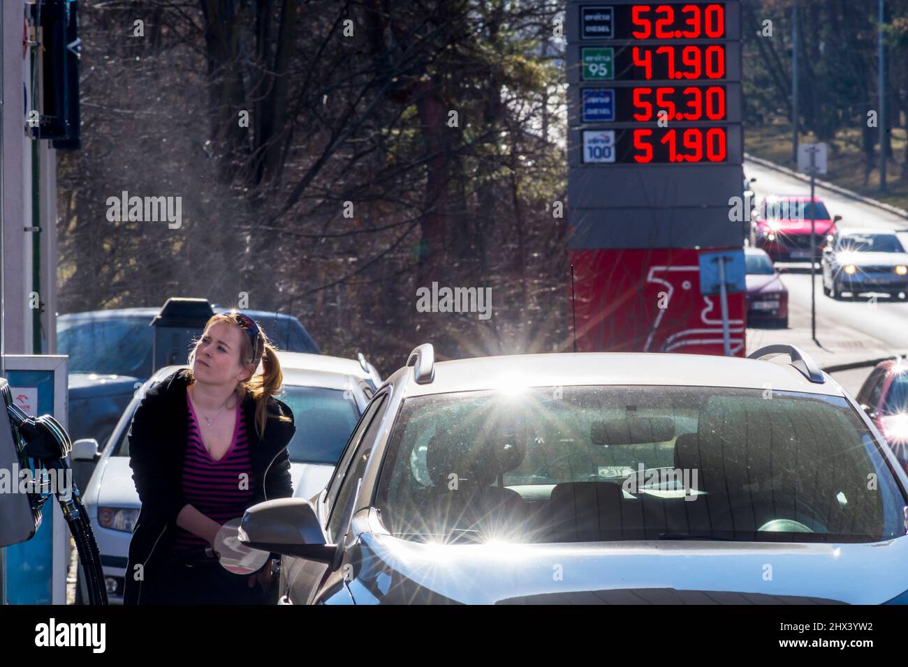 Woman gets gas hi-res stock photography and images - Alamy