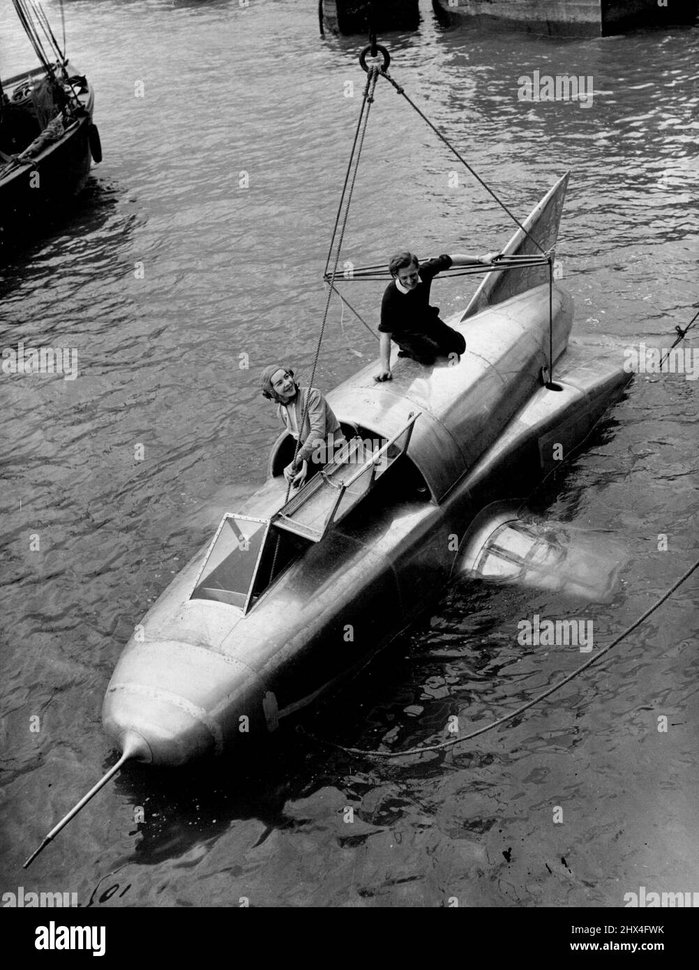 World's Water Speed Record Attempt - Mr. and Mrs. F.E. Hanning-Lee in ...