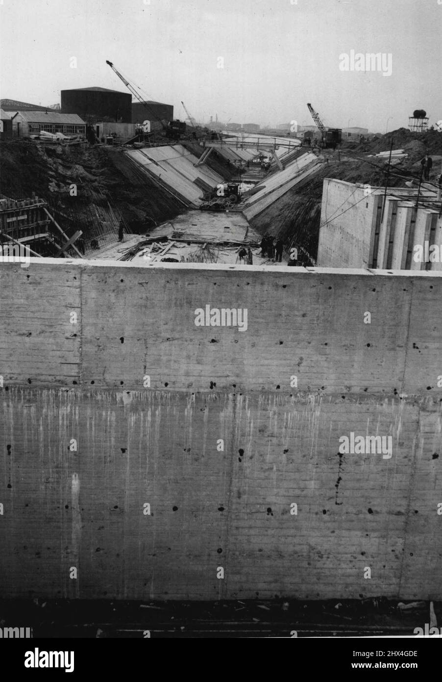 Progress On Isle OF Grain Refinery -- Work goes ahead on the cooling ...