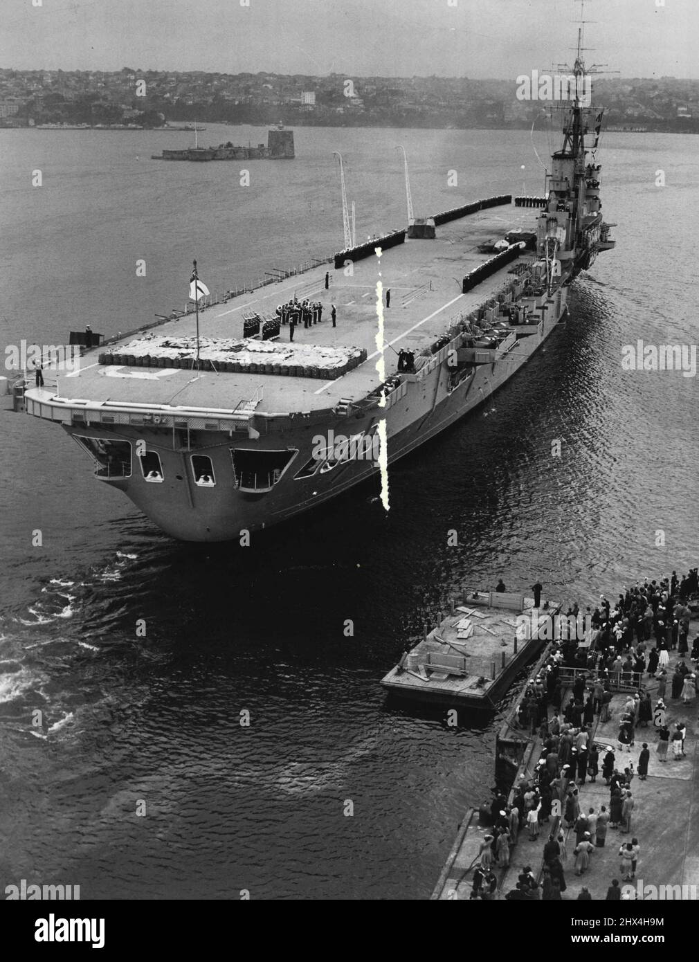 Hms vengeance r71 hi-res stock photography and images - Alamy