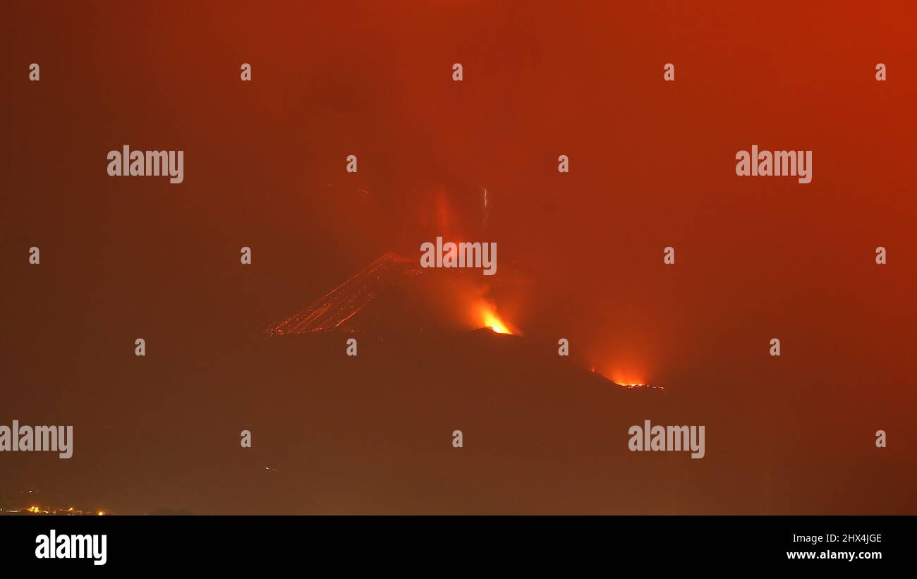 This photo shows the Volcano Cumbre Vieja and it was taken in the ...