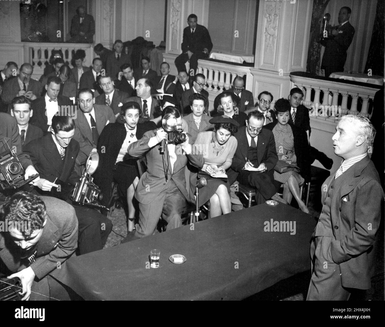 Chaplin Talks - Reporters and cameramen crowd the floor of the hotel ...