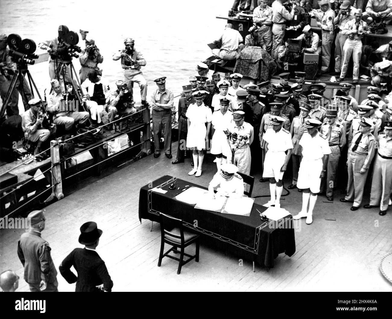 Surrender japan tokyo bay 2 september 1945 Black and White Stock Photos ...