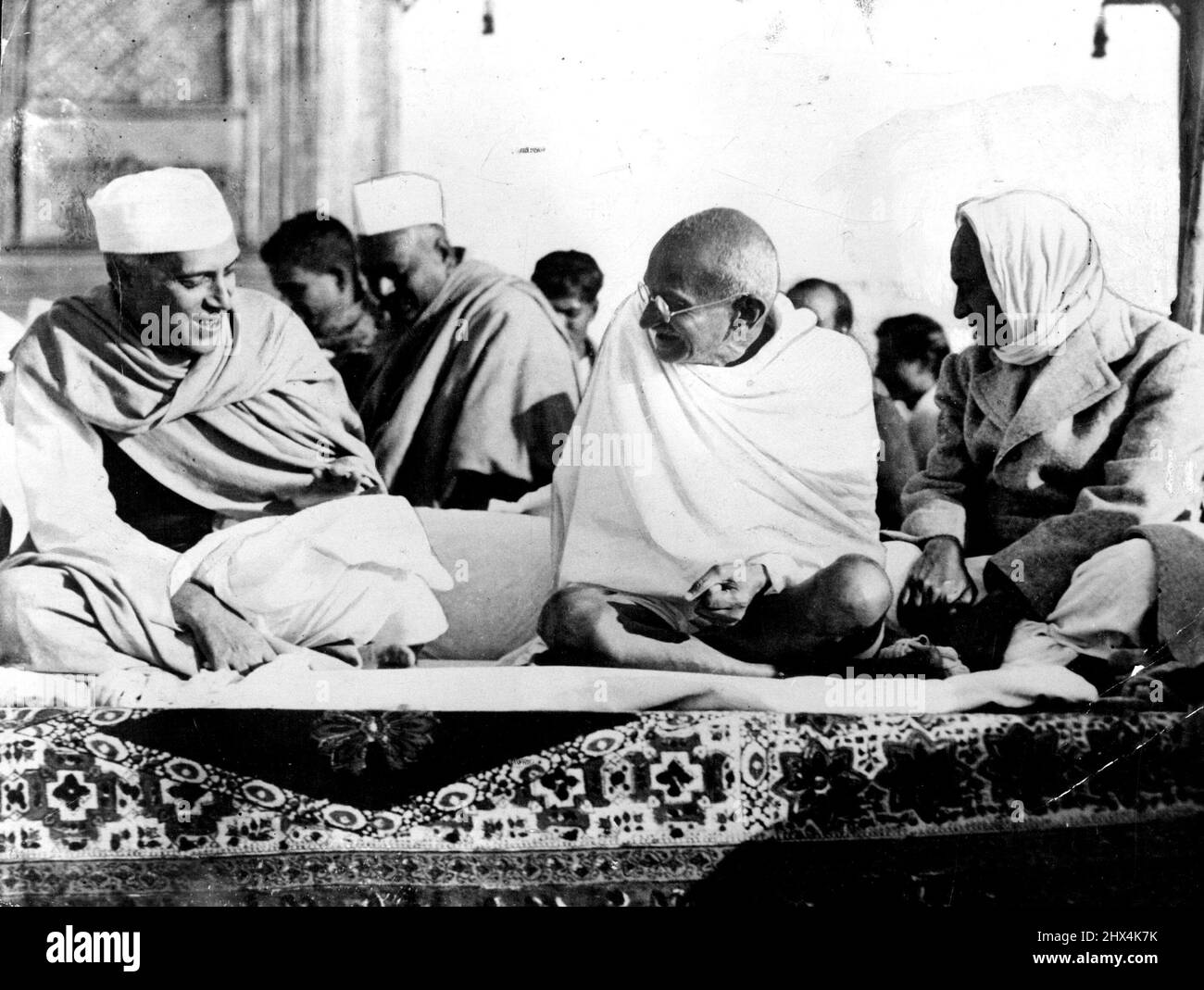 Mahatma gandhi and jawaharlal nehru hi-res stock photography and images ...