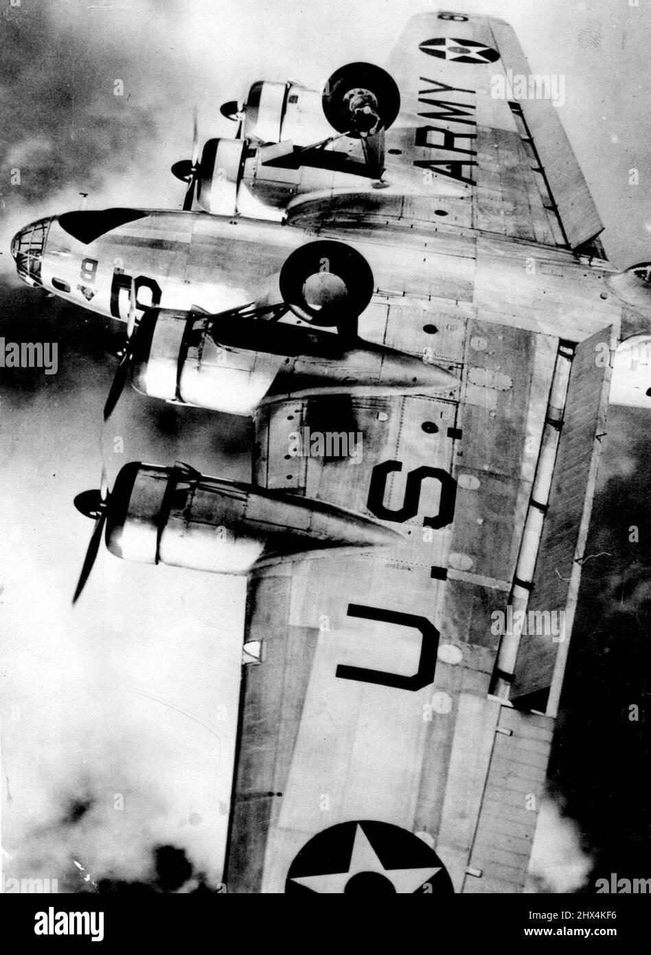 Boeing b 17 flying fortress bombers hi-res stock photography and images ...