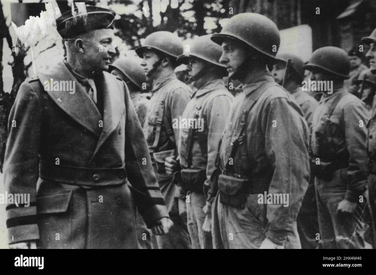 Military commander inspecting troops hi-res stock photography and ...