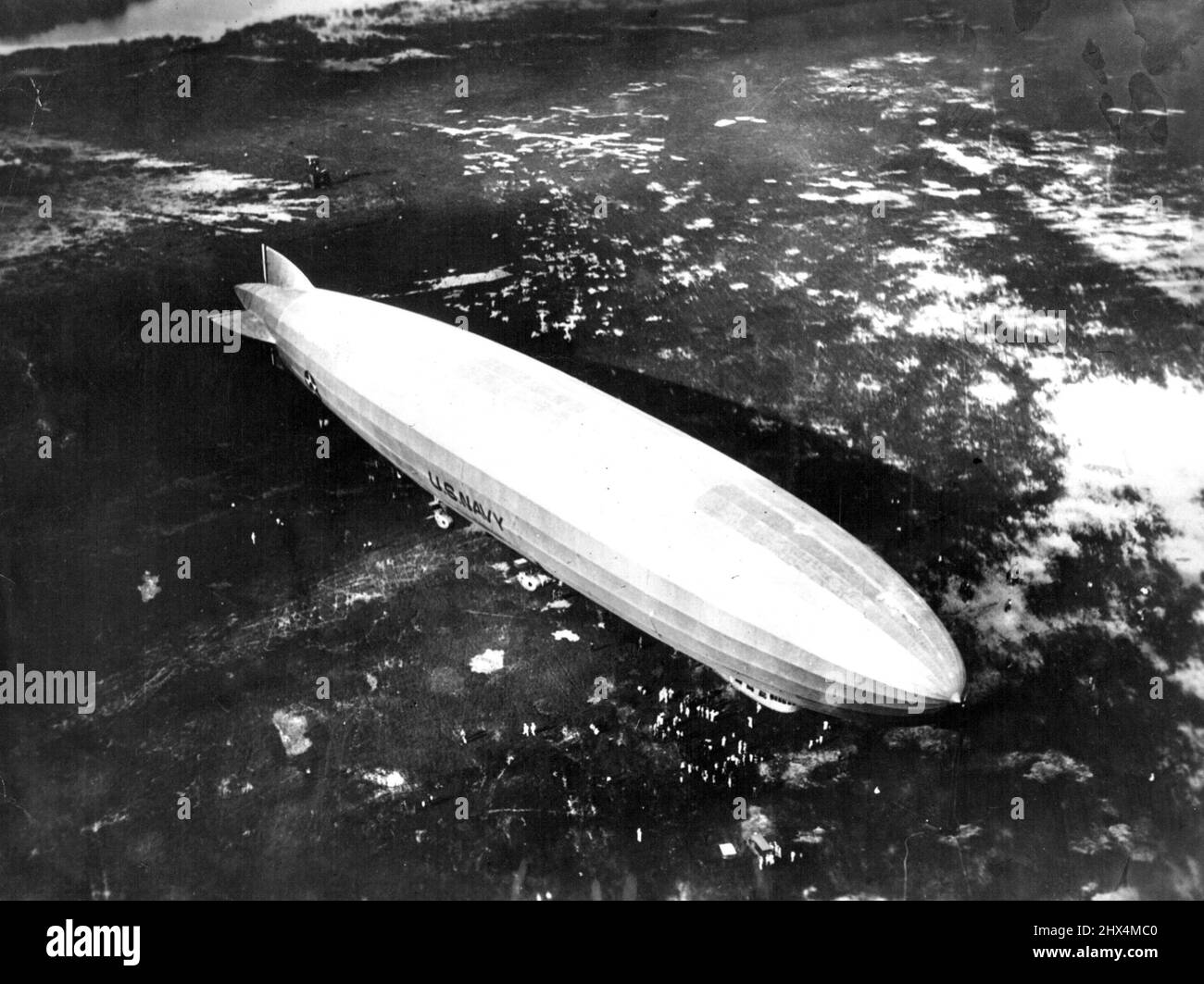 Exclusive photo of Dirigible "Los Angeles" at end of long flight to ...