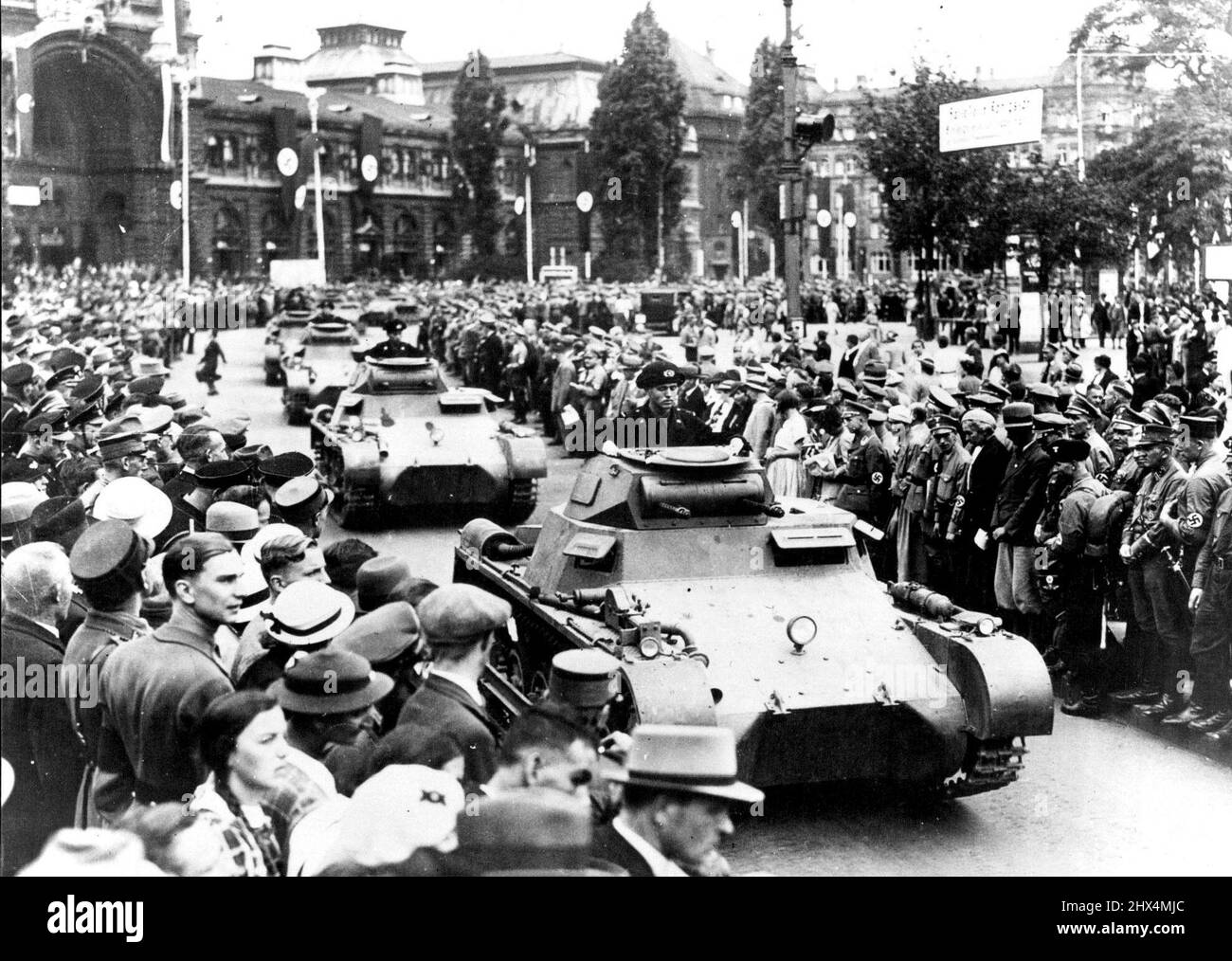 World war 2 vehicle display Black and White Stock Photos & Images - Alamy