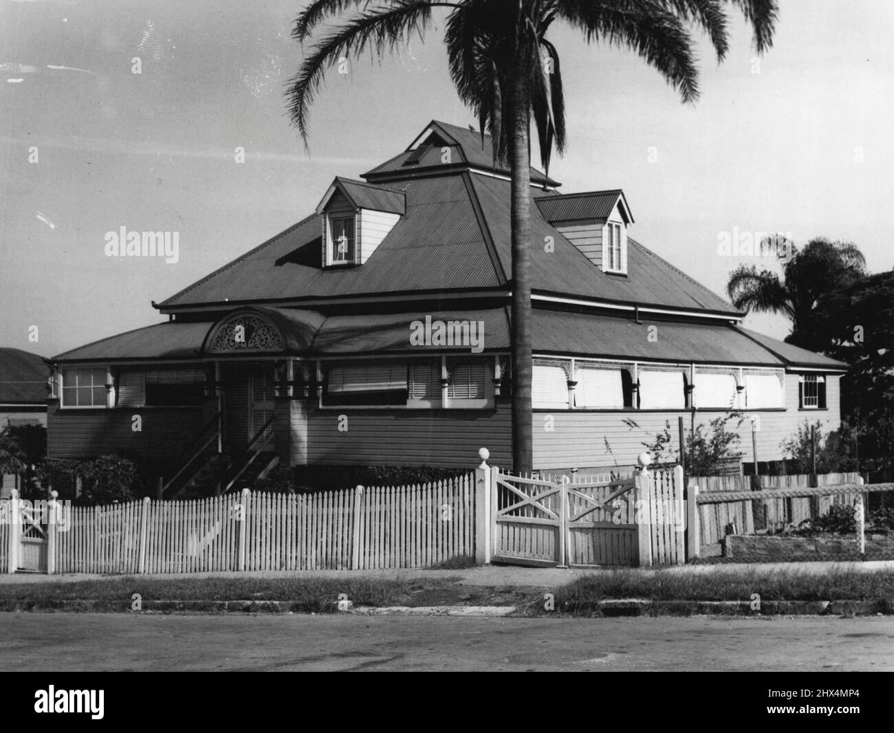 Fanning's old fashioned home at Kangaroo Point Brisbane. June 08, 1953 ...