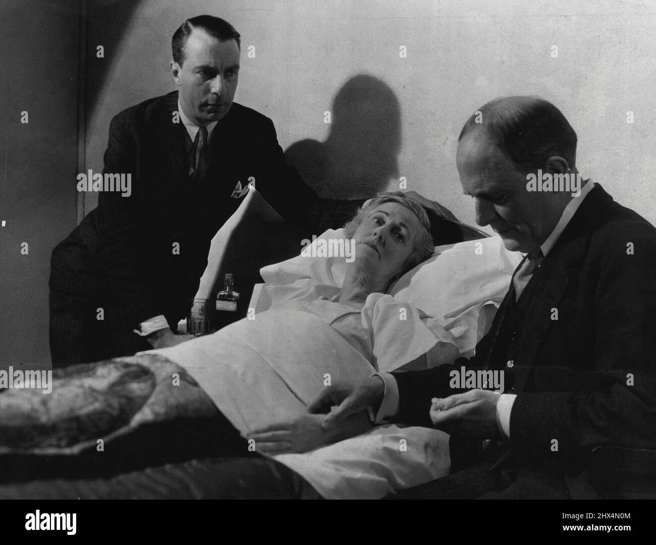 Doctor with patients vintage hi-res stock photography and images - Alamy