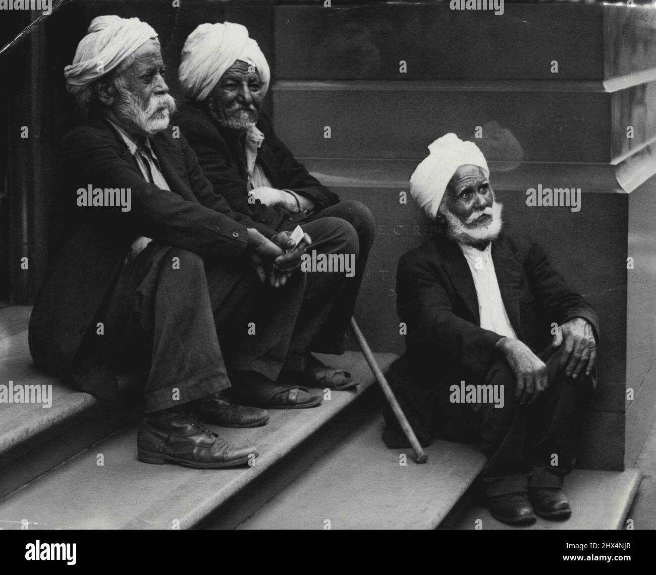 Indians waiting for C'wealth Bank to open in Pitt St. March 12, 1948 ...