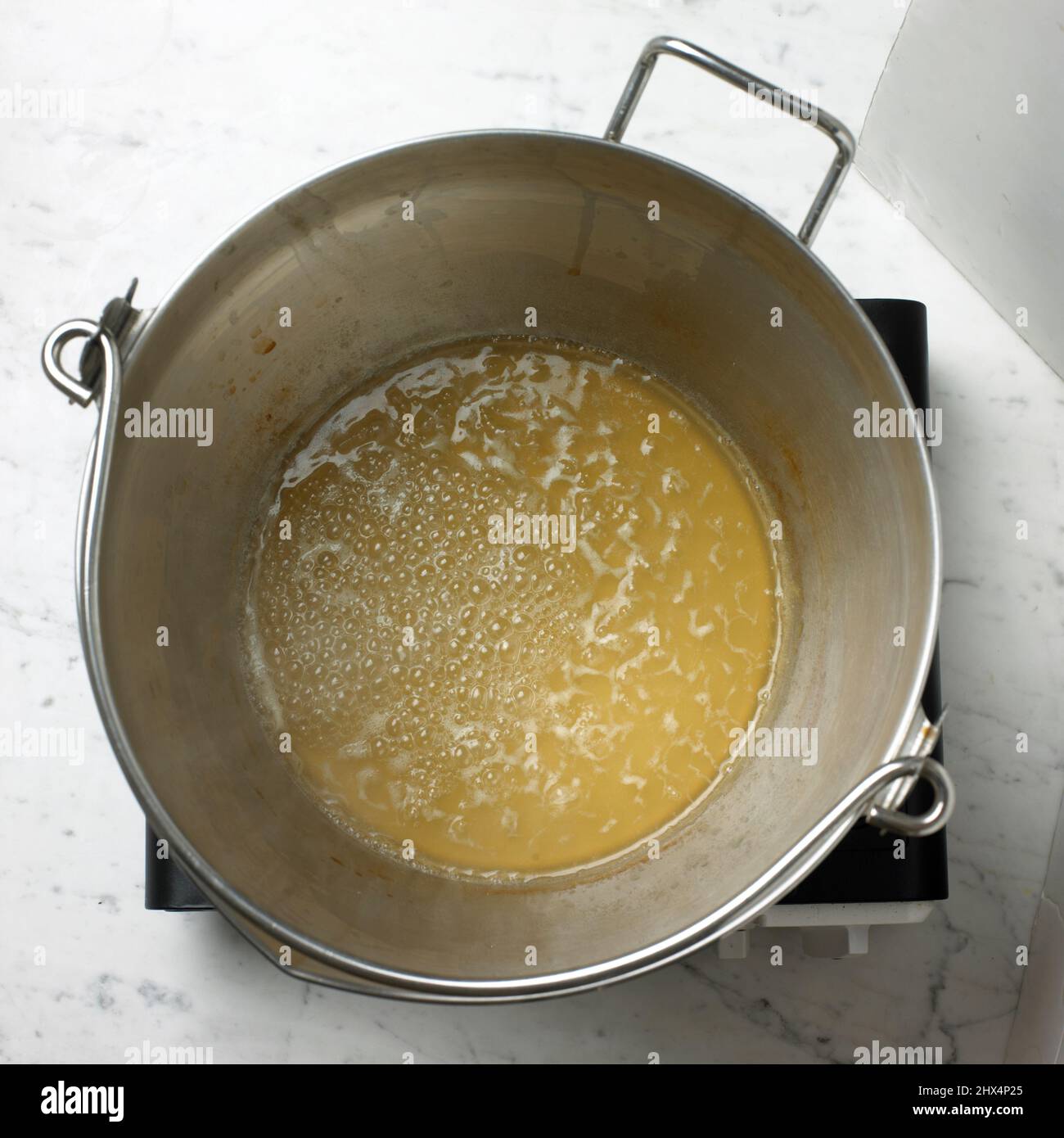 Pan simmering hi-res stock photography and images - Alamy