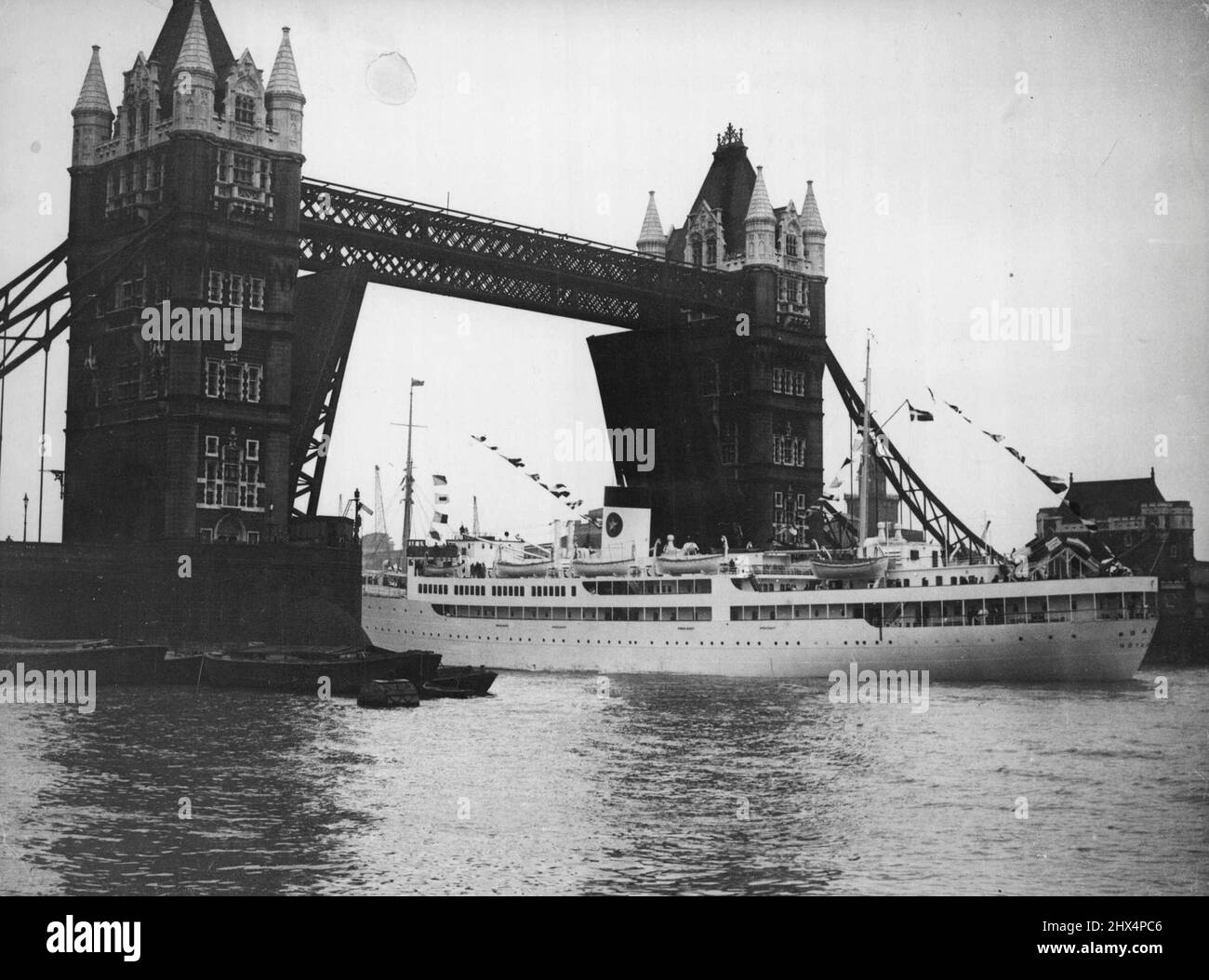 World's Most Looked at Bridge - -"Saga" the Swedish liner passing ...