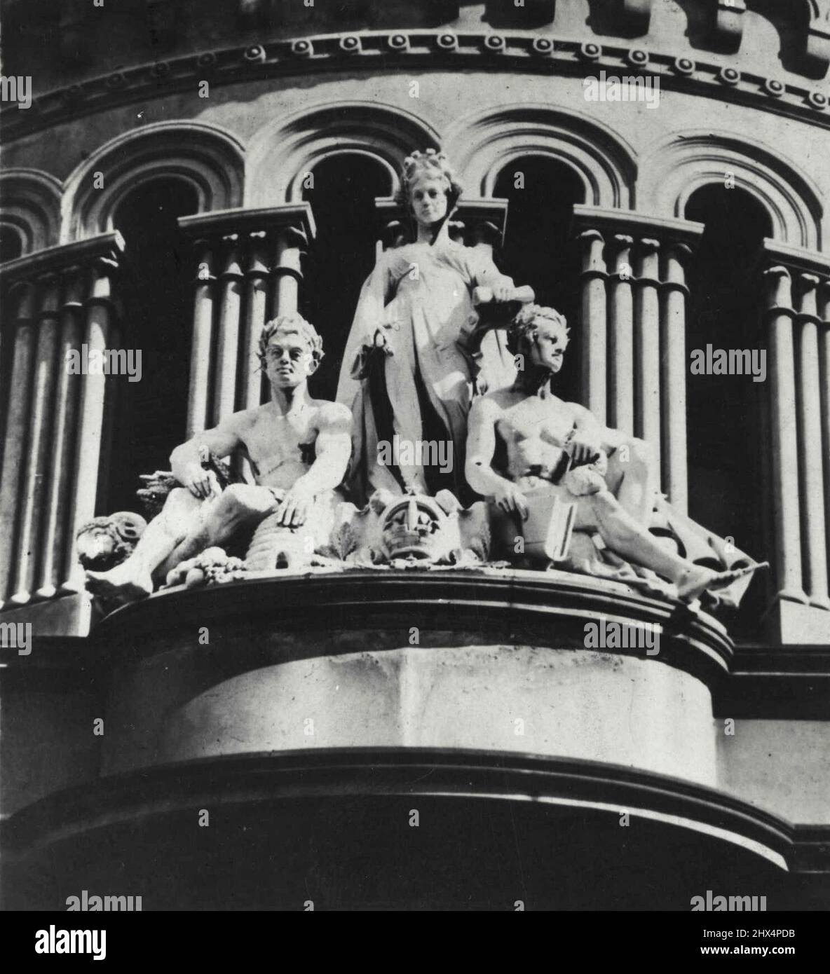 Statues Queen Victoria Buildings, Sydney. May 28, 1934 Stock Photo - Alamy