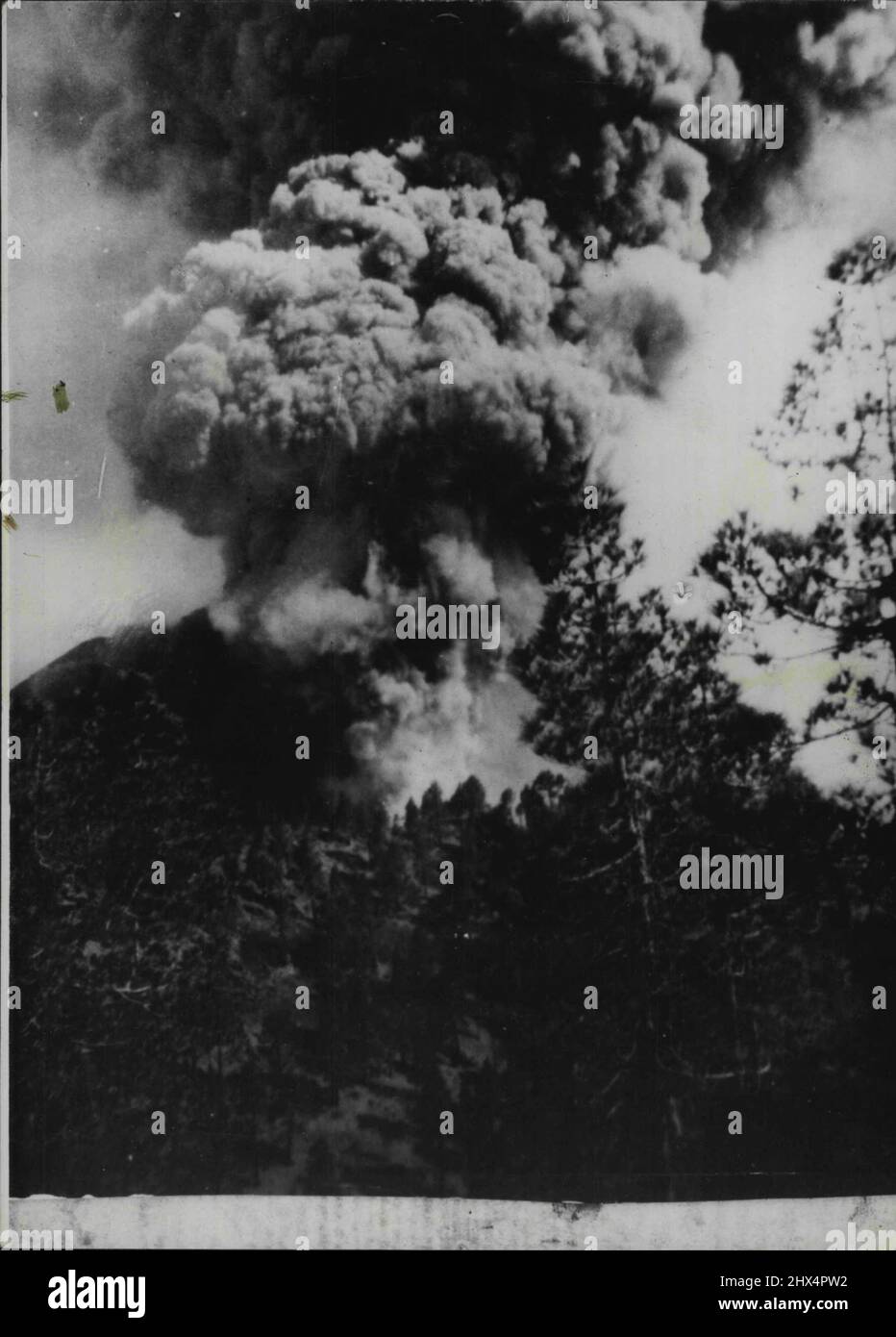 Red Hot River Splits Palma -- Thick smoke mushrooms from the Belching ...