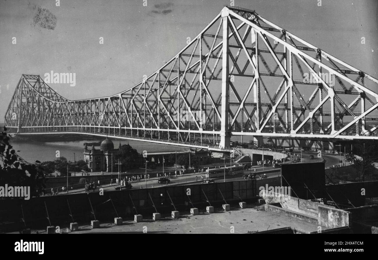 Calcutta's River Bridge -- The Howrah Bridge over the Hooghly River ...