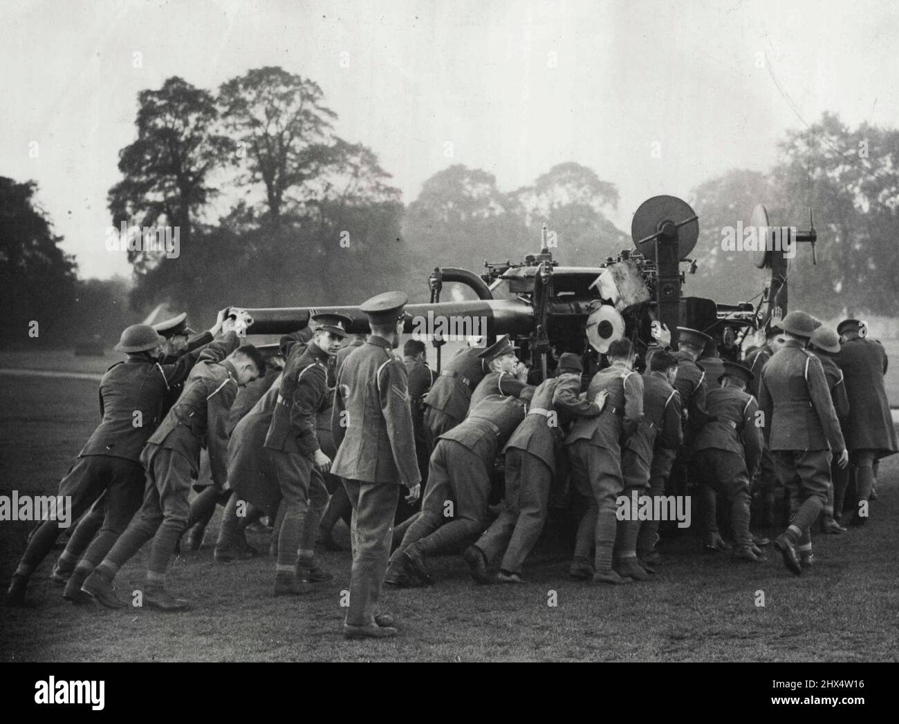 London's Anti-Aircraft Defenses - Moving Guns Into Position: Gun crew ...