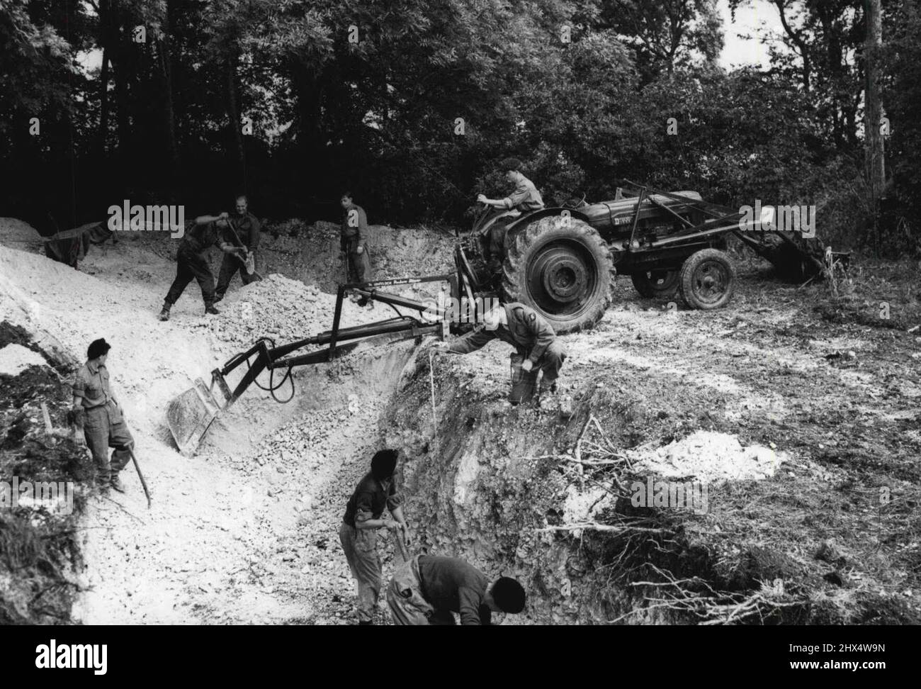 British men digging 1955 hi-res stock photography and images - Alamy