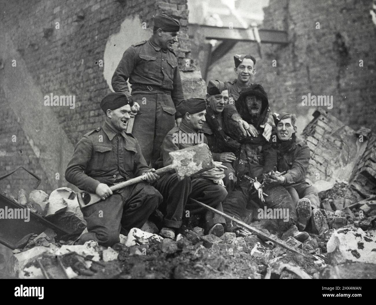 World war 2 british soldiers and blitz hi-res stock photography and ...