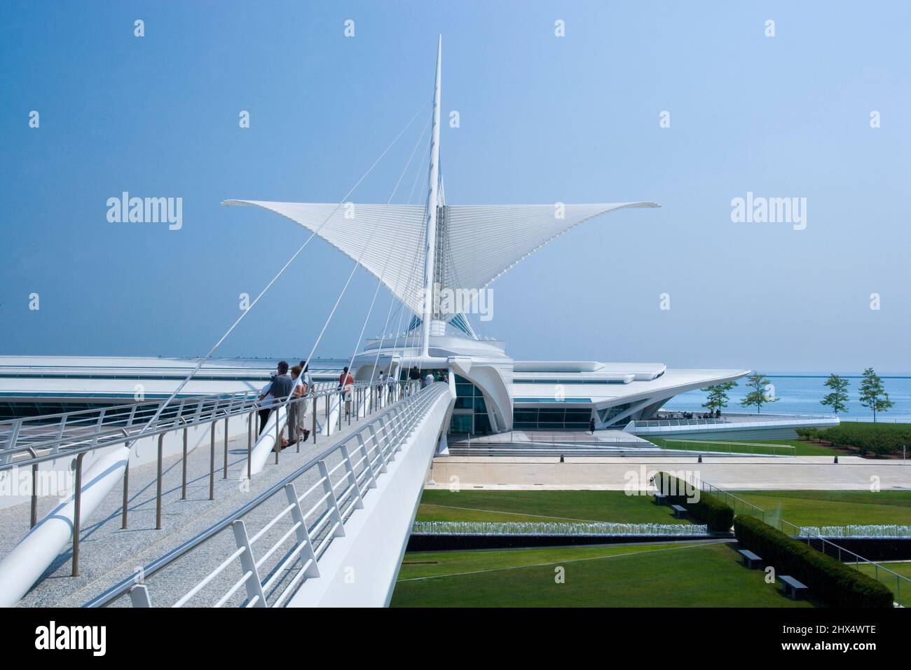 QUADRACCI PAVILION (©SANTIAGO CALATRAVA 2001) MILWAUKEE ART MUSEUM ...