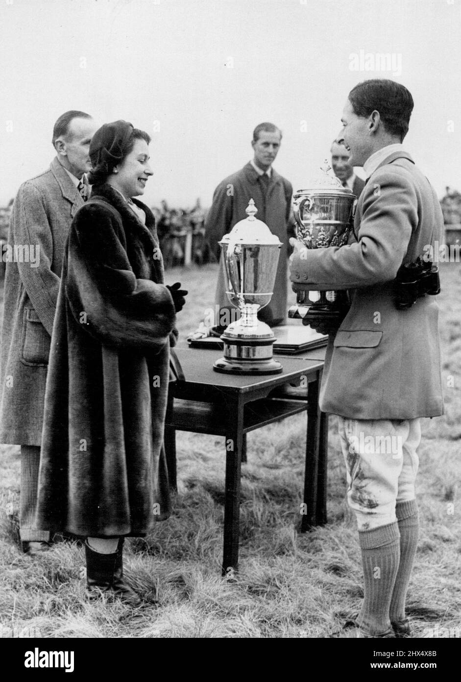 Queen elizabeth ii presents trophies hi-res stock photography and ...