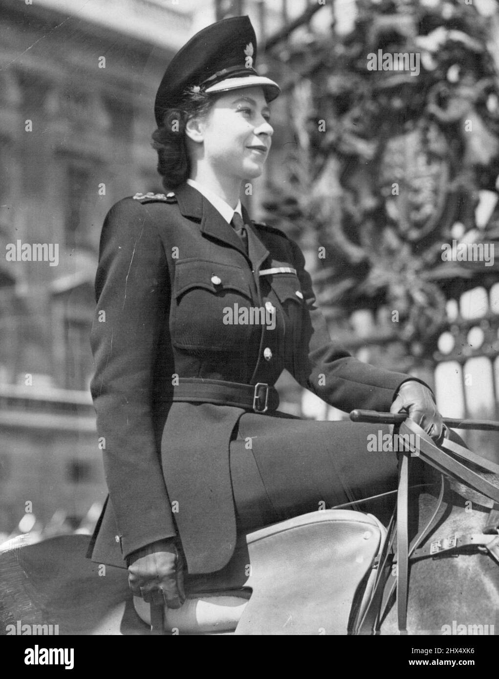 Queen riding side saddle hi-res stock photography and images - Alamy