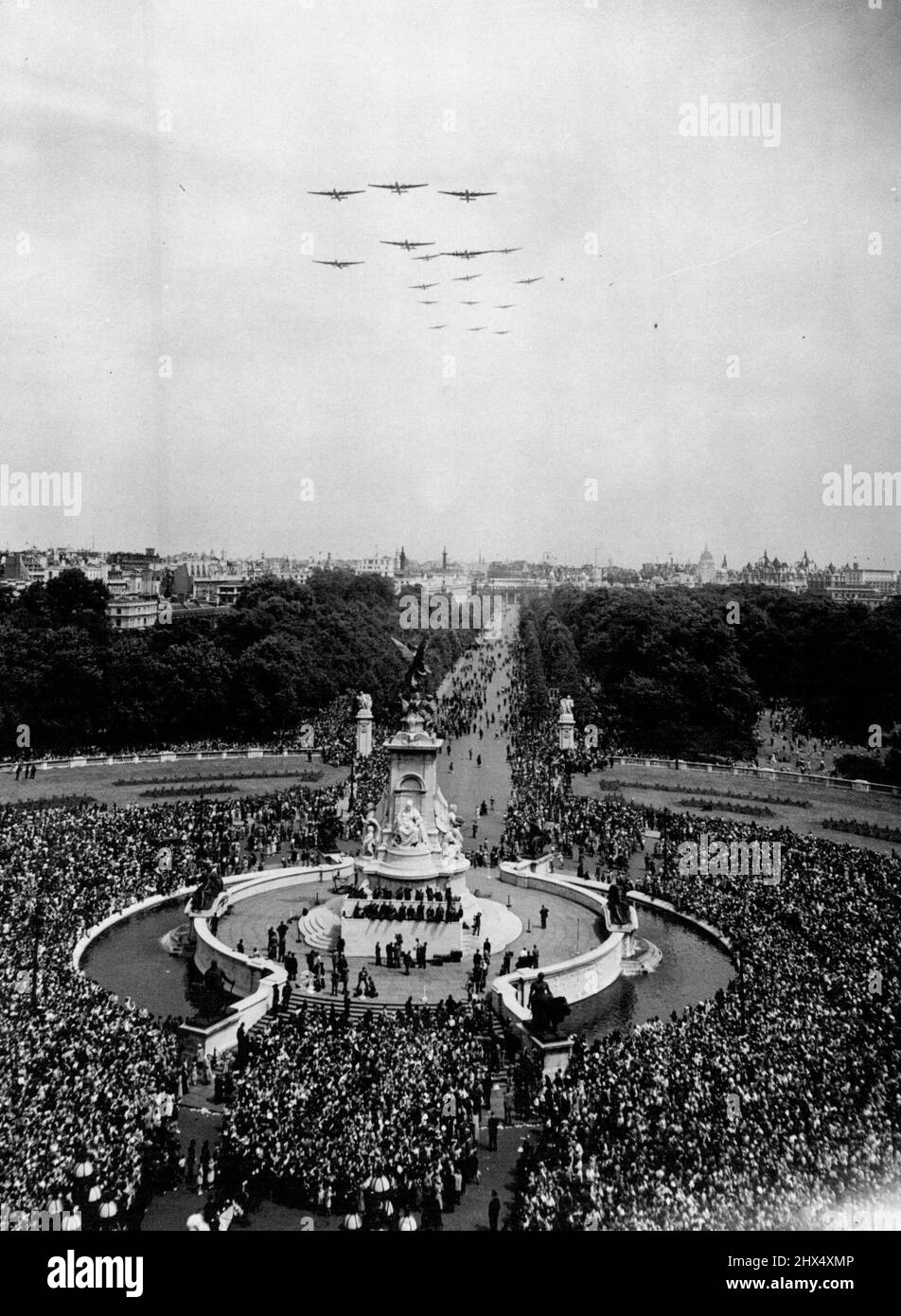 Trooping The Color - The Fly Past - The view down the Mall from ...