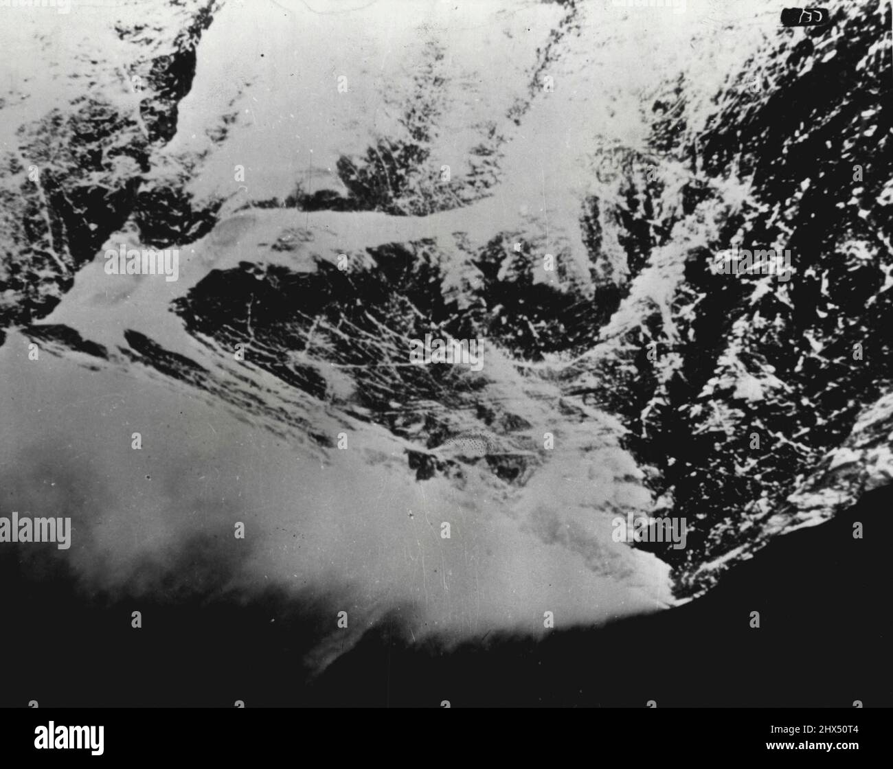 Mighty Everest! Its characteristic snow plume formed by the never ...