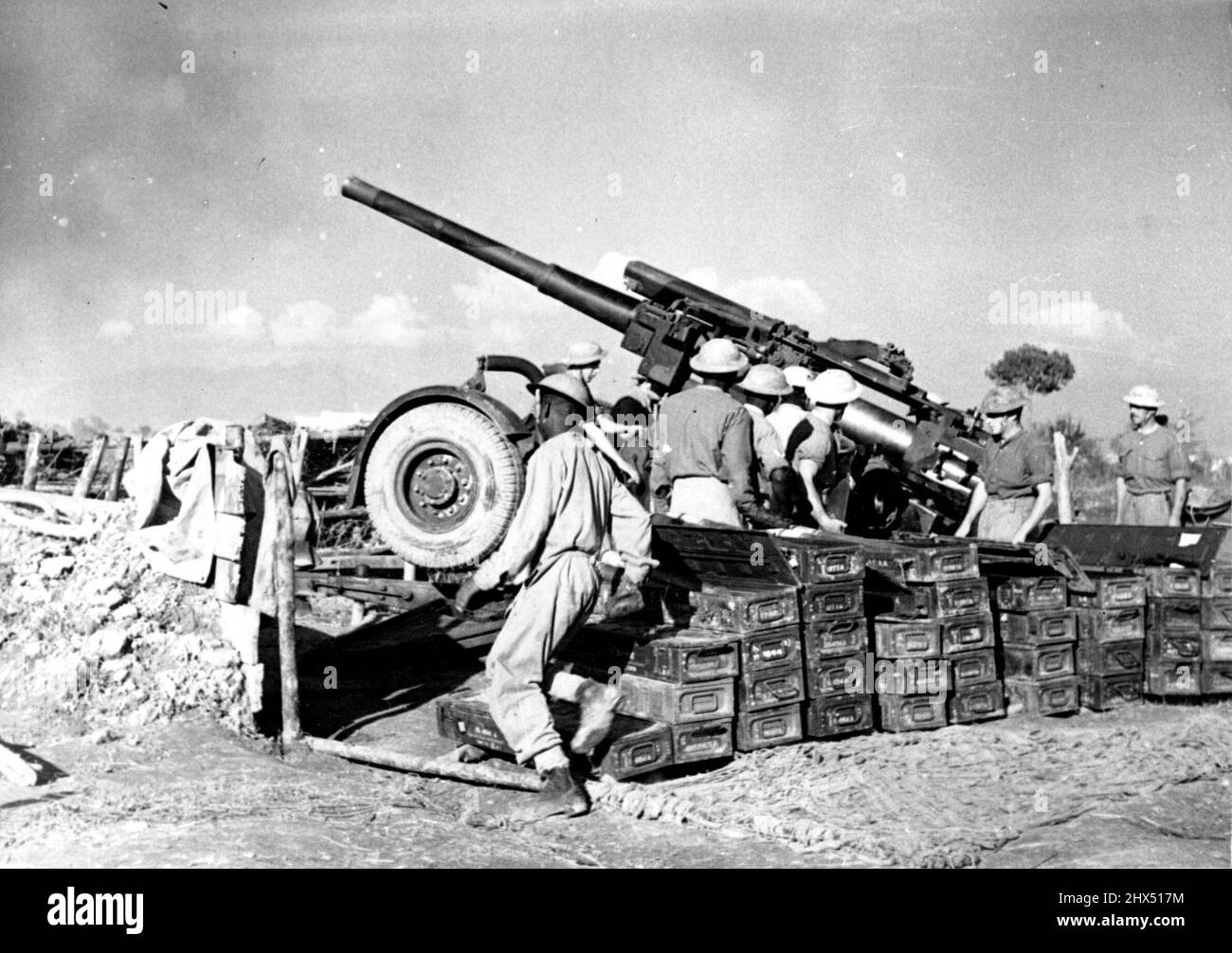 Tyneside "Veterans" Man 3.7's On Fifth Army Front The 3.7 gun in action ...