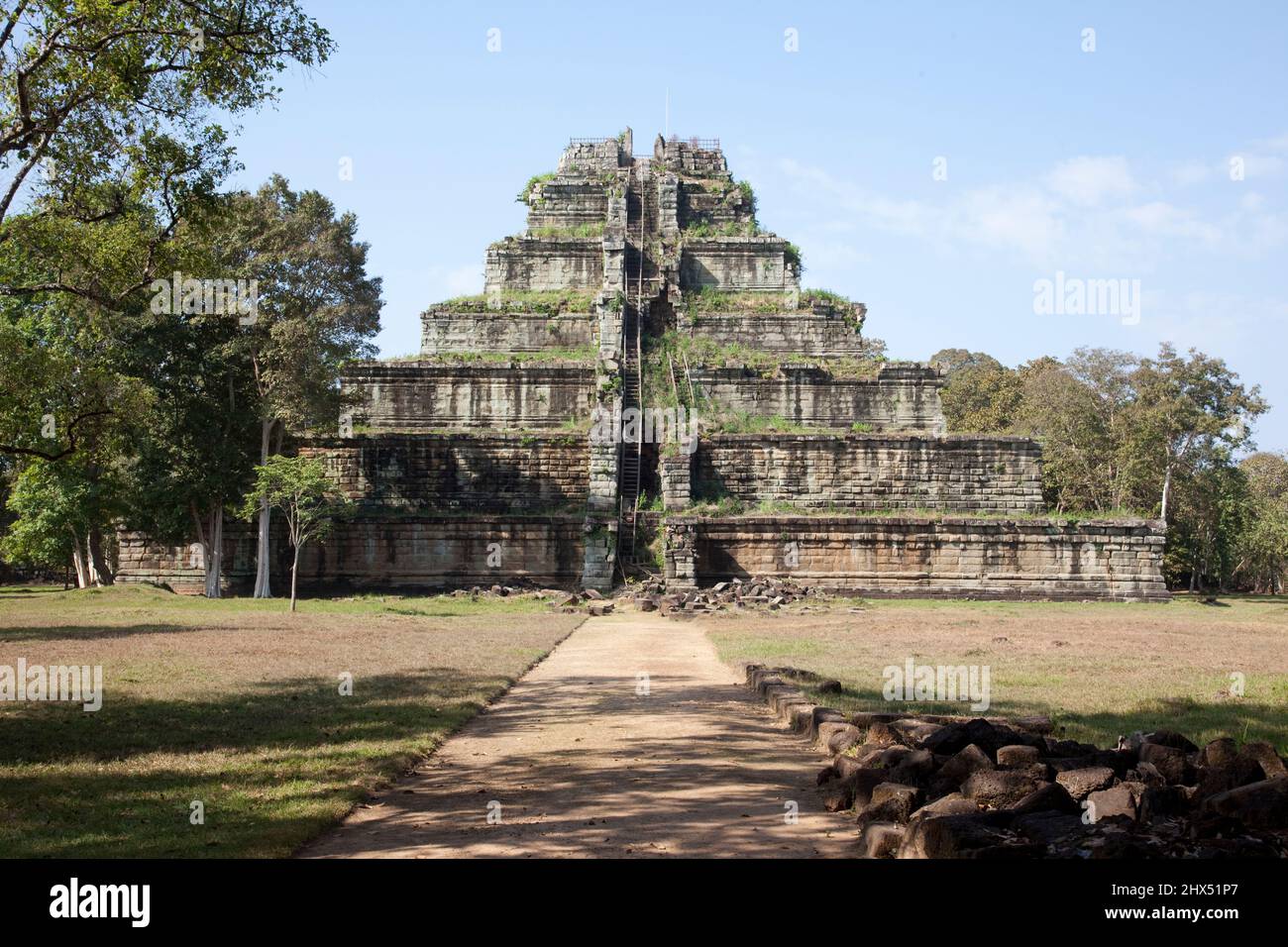 Cambodia, Koh Ker, Prasat Thom, ruins, entrance and lintel Stock Photo ...